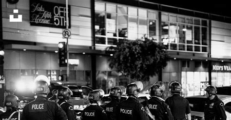 거리를 걷는 사람들의 그레이스케일 사진 사진 Unsplash의 무료 논증 이미지