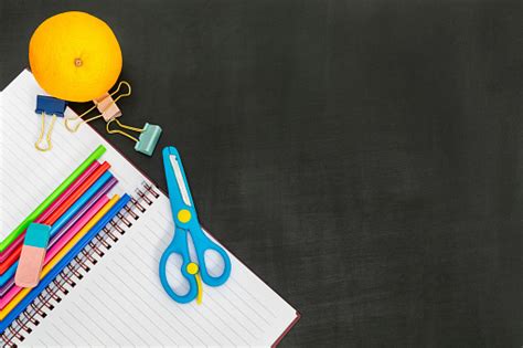 학용품노트북 가위 종이 클립 색연필은 칠판 교육 또는 학교 개념으로 돌아갑니다 가위에 대한 스톡 사진 및 기타 이미지 가위 개념 개인 장식품 Istock