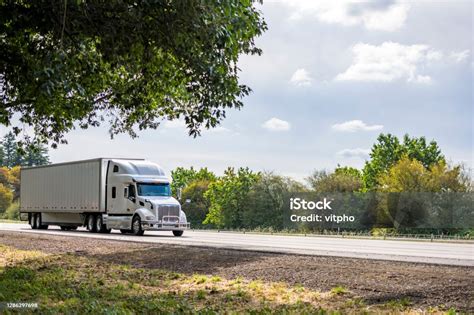 분할 된 고속도로 도로에서 실행 건조 밴 세미 트레일러와 산업 전문 큰 장비 세미 트럭 트랙터 0명에 대한 스톡 사진 및 기타 이미지 Istock