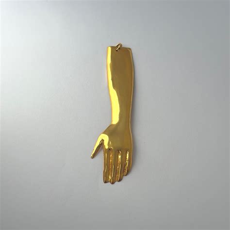 Hand Pendant Gold Tradition Now