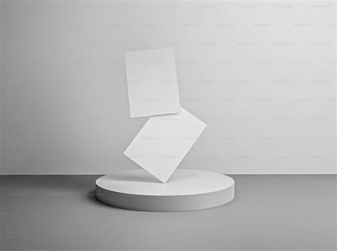 그 위에 종이 조각이 있는 흰색 받침대 사진 Unsplash의 모형 이미지