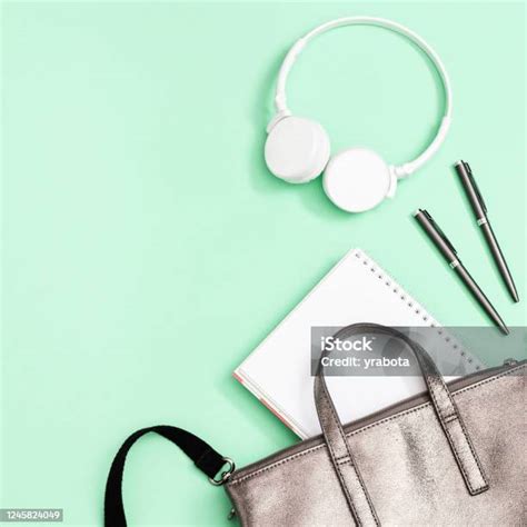 학교 가방 및 학교 용품 노트북 펜 네오 민트 배경에 흰색 헤드폰 맨 위 보기입니다 학교 개념으로 돌아갑니다 플랫 레이에 대한 스톡 사진 및 기타 이미지 Istock