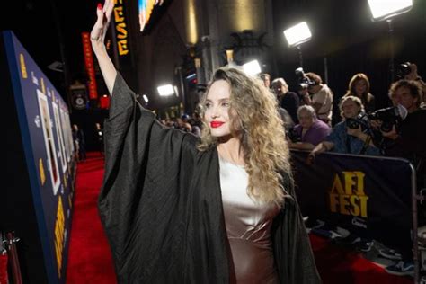 أنجلينا جولي تكشف عن إطلالة جديدة بالشعر الكيرلي خلال عرض فيلمها ماريا