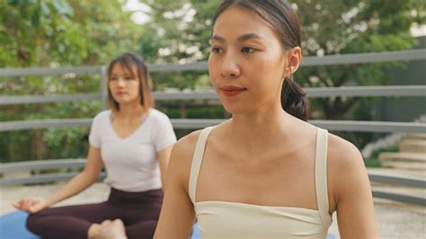 젊은 아시아 요가 교사와 초보자 여성의 건강한 라이프 스타일 연습 도시 공원에서 야외에서 요가를 근접 촬영 건강한 생활 습관과 운동 2명에 대한 스톡 사진 및 기타 이미지