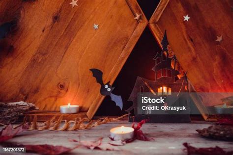 할로윈 휴일 개념 가을 마른 잎과 나무 배경에 오래된 성 유령 마녀 박쥐 촛불의 조명 종이 실루엣 으스스한 홀리데이 카드 공간을