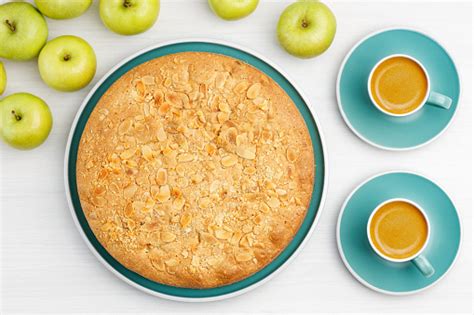 수제 페이스트리 아몬드 꽃잎을 곁들인 사과 파이와 흰색 나무 테이블에 커피 에스프레소 2잔 맨 위 보기입니다 0명에 대한 스톡 사진 및 기타 이미지 Istock