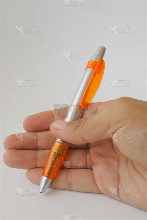 手里拿着一支橙色的笔