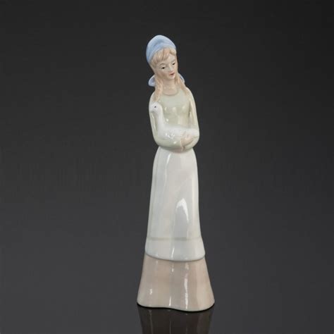 Статуэтка Девушка с гусем фарфор роспись Испания 1970 1990 гг стоимостью 6590 руб