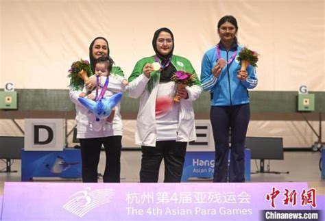 این بار همراه با نوزاد سه ماهه خود روی سکوی مدال بازی های پاراآسیایی هانگ‌جو ایستاد Persian