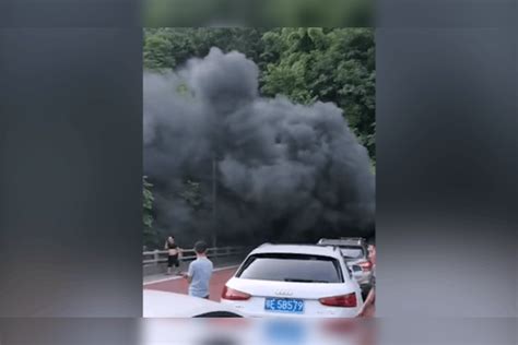 隧道内冒出滚滚黑烟！载焦炭货车隧道内自燃致道路中断