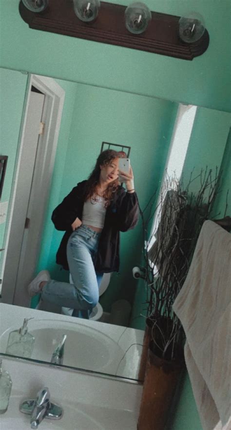 Pin By Ysabella On Fitzzzz Mirror Selfie Mirror Scenes