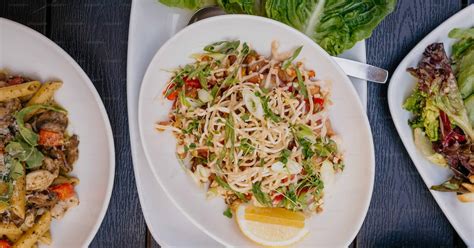 음식과 음료가 담긴 접시를 얹은 테이블 사진 Unsplash의 뭉크 이미지