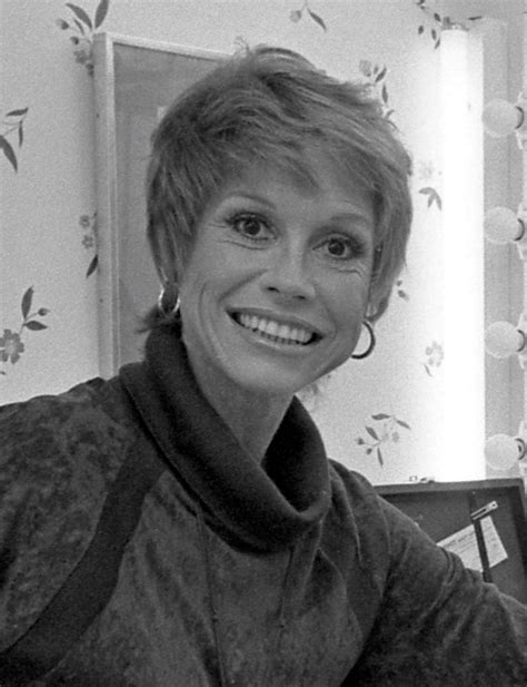 File Mary Tyler Moore Sitting Before Dressing Table 1978 Cropped  Wikimedia Commons