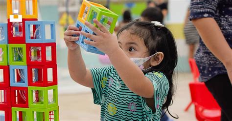 테이블에서 블록을 가지고 노는 어린 소녀 사진 Unsplash의 무료 사람 이미지