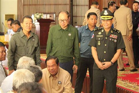 អគ្គលេខាធិការសមាគមអតីតយុទ្ធជនកម្ពុជា អញ្ជើញបំពាក់គ្រឿងឥស្សរិយយសជូនអតីតយុទ្ធជនខេត្តកំពង់ឆ្នាំង