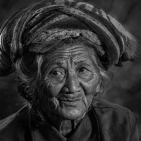 سیاه قلم چهره ی پیرزن