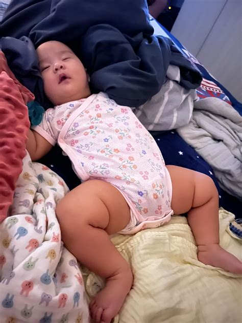 我女兒37週出來3320 在新生兒加護跟病嬰室住了十天出院的時候3100吧 後來他在月中一個禮拜多 4800 滿月5400 現在五個半月8 5囉