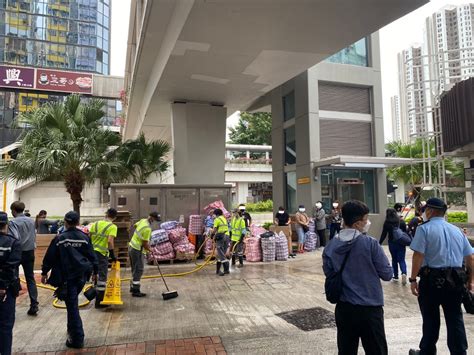 跨部門一連兩日荃灣打擊阻街 發34張告票清走25噸雜物 新冠疫情專頁