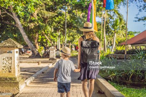 인도네시아 발리 사누르를 발견한 엄마와 아들 여행자 어린이 컨셉으로 여행 2명에 대한 스톡 사진 및 기타 이미지 2명 30 34세 4 5세 Istock
