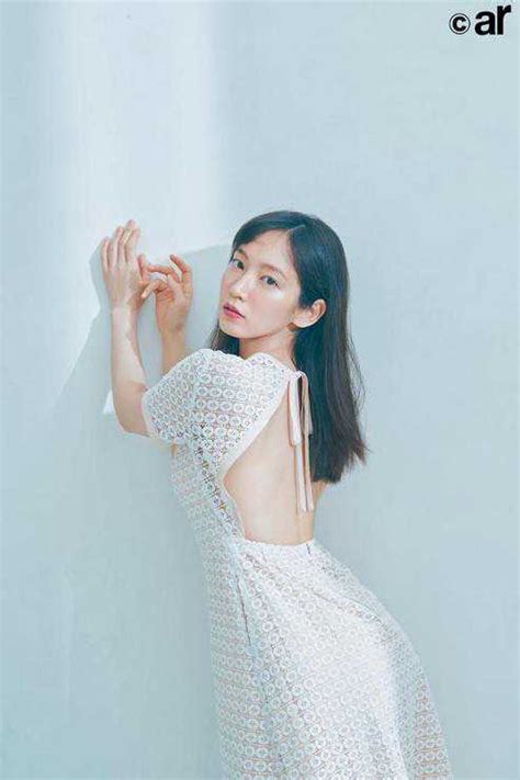 吉岡里帆：“透け感”白ワンピから美背中見せ ビスチェ＆タンクトップ姿で色白もっちり肌も Mantanweb（まんたんウェブ）