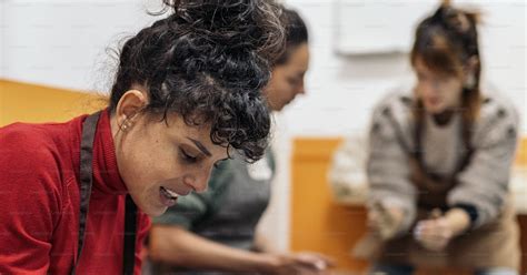 앞치마를 입은 행복한 여자의 스톡 사진은 작업장에서 도예가의 바퀴 뒤에서 일하고 있다 사진 Unsplash의 도자기 물레 이미지
