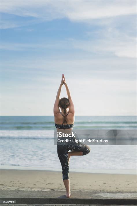 바다와 푸른 하늘 배경 발리 인도네시아에 트리 포즈에서 요가 연습 하는 여자의 뒷면 Mental Wellbeing에 대한 스톡 사진 및 기타 이미지 Mental