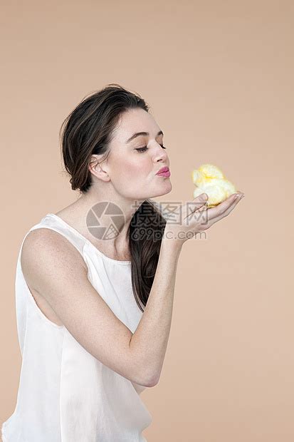 带复活节小鸡的年轻女子高清图片下载 正版图片501509584 摄图网