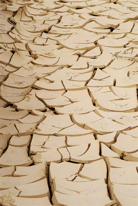 가뭄 갈라진 거친 건조한 땅 부서진 사막 수직 쐈어 질감 표면 확대에 관한 무료 스톡 사진