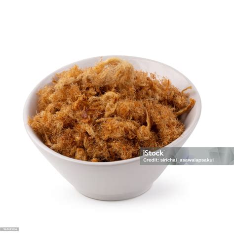 흰색 배경에 고립 된 흰색 그릇에 말린된 났습니다 돼지고기 고기에 대한 스톡 사진 및 기타 이미지 고기 치실 0명