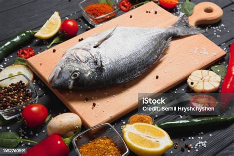 신선한 생 황새치 도미 허브와 소금과 향신료가 있는 테이블 위의 나무 판에 누워 있습니다 황새와 테이블에 요리를위한 재료 클로즈업 건강한 생활방식에 대한 스톡 사진 및 기타