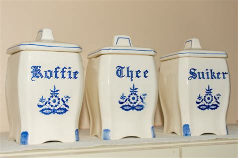 델프트 블루 커피 차 설탕 선반에 용기 네덜란드 네덜란드에서 유명한 도자기 기념품 텍스처 베이지 색 배경에 격리 0명에 대한