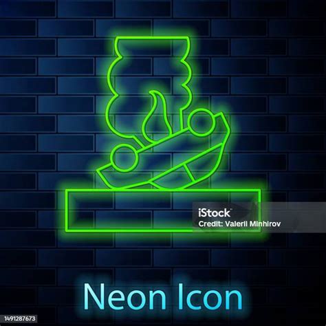 빛나는 네온 라인 불타는 자동차 아이콘은 벽돌 벽 배경에 분리되어 있습니다 불타는 차 화재와 연기로 뒤덮인 고장난 자동차 벡터 불에 대한 스톡 벡터 아트 및 기타 이미지