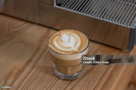 에스프레소 머신의 배경에 컵에 뜨거운 카페 라떼 에스프레소 커피 0명에 대한 스톡 사진 및 기타 이미지 0명 기계류 라떼