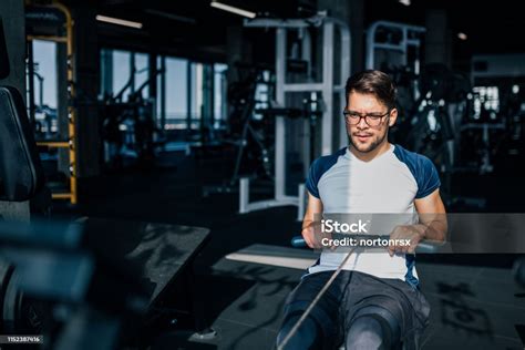 화창한 날에 체육관에서 조정 기계에 운동 운동복에 젊은 남자에 맞게 심근 강화 운동에 대한 스톡 사진 및 기타 이미지 심근 강화 운동 안경 운동 선수 Istock