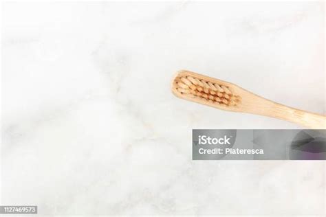 텍스트에 대 한 장소를 가진 백색 대리석 배경에 유기 생 분해성 대나무 칫 솔의 근접 촬영 0명에 대한 스톡 사진 및 기타 이미지 0명 깔끔한 깨끗한 Istock