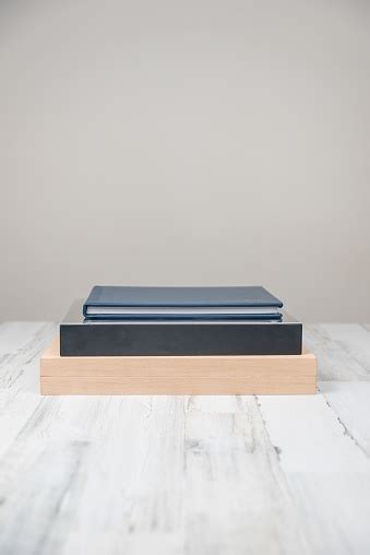 텍스트 또는 복사를위한 빈 빈 방 공간과 고립 된 흰색 흐린 배경에 3 앨범 책의 스택 0명에 대한 스톡 사진 및 기타 이미지 0명 검은색 공란 Istock