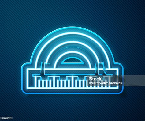 파란색 배경에서 격리된 도 아이콘을 측정하기 위한 빛나는 네온 라인 Protractor 그리드입니다 기울기 각도 미터 측정 도구 기하학적 기호 벡터 일러스트레이션 각도기에