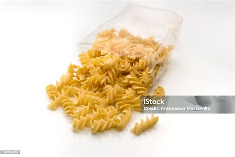 투명한 포장으로 그려진 푸실리 마카로니 이탈리안 드라이 생 파스타 브론즈 0명에 대한 스톡 사진 및 기타 이미지 0명 개체