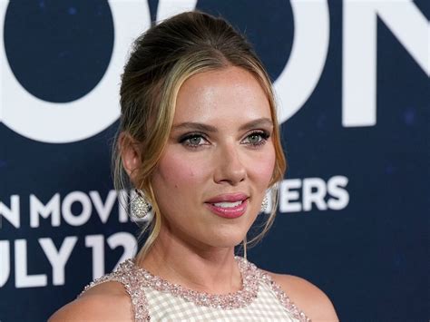 （写真）40歳になったスカーレット・ヨハンソン、ブラウンのパンツスーツでエレガントな装い セレブ＆ゴシップ ニュース ｜クランクイン！
