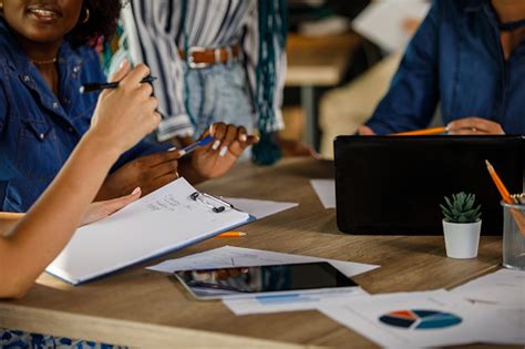 회의 중 상호 프로젝트 전략을 계획하는 다양한 여성 사업가 그룹 20 24세에 대한 스톡 사진 및 기타 이미지 20 24세 25 29세 35 39세 Istock