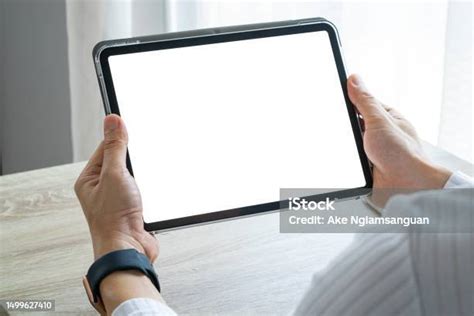 흰색 화면과 빈 물건이 있는 태블릿을 들고 보여주는 남자 그리고 그의 화면은 광고를 위한 무료 카피 공간을 보여주고 있습니다 기술 개념 Brand Name Online