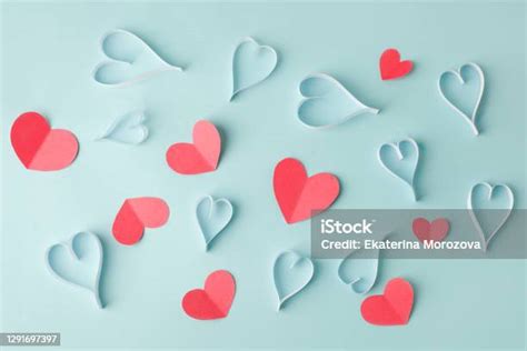 파란색 파스텔 배경 위에 종이 하트 종이 절단 모양이 있는 추상적인 배경입니다 상트 발렌타인 어머니의 날 생일 결혼식 인사말 카드 초대 축하 개념 0명에 대한 스톡 사진 및
