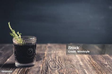 소박한 배경에 백리향과 검은 보드카와 무화과를 곁들인 구식 칵테일 리큐르에 대한 스톡 사진 및 기타 이미지 리큐르 허브 0명 Istock