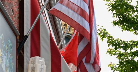 간판 거리 거리 사진 건물 건축 공공 장소 공석표지판 관광 국가 상징 기록한 것 깃대 깃발 깃발 표시 나무 낮 니콘 D7200 도시 풍경 도시