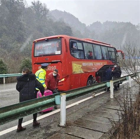 大客车高速发生故障，十名乘客被困！ 辖区 凯里 执法人员
