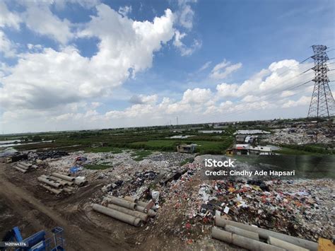 2022년 8월 인도네시아 자카르타 동쪽 홍수 운하의 은행에 불법 쓰레기 덤프 주변 환경에 오염을 일으킨다 가정 생활에 대한 스톡 사진 및 기타 이미지 Istock