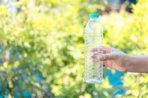 재활용을 위한 플라스틱 병 폐기물 재사용 개념 자원 봉사자들은 공원의 골판지 상자에 플라스틱 병을 보관합니다 폐기 재활용 및 폐기물 관리 선한 양심 가득 찬에 대한 스톡