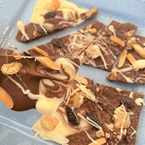 「板チョコ」をレンジ溶かして固めるだけ！簡単すぎるのにかわいい“チョコレートバーク”のつくりかた チョコレートバーク チョコ レシピ