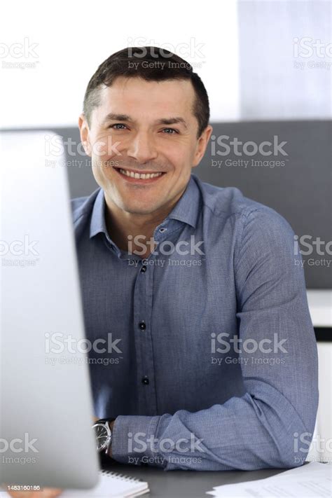 현대 사무실에서 컴퓨터와 함께 작업 하는 사업가 직장에서 남성 사업가 또는 회사 책임자의 헤드샷 비즈니스 컨셉 30 39세에 대한 스톡 사진 및 기타 이미지 Istock