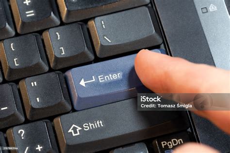 랩톱 컴퓨터 키보드에서 파란색 엔터 키를 누르는 남자 손 손가락 개체 세부 사항 근접 촬영 확인 추상적 개념 복용 작업 확인 메시지 보내기 한 사람 데이터 입력 Brand